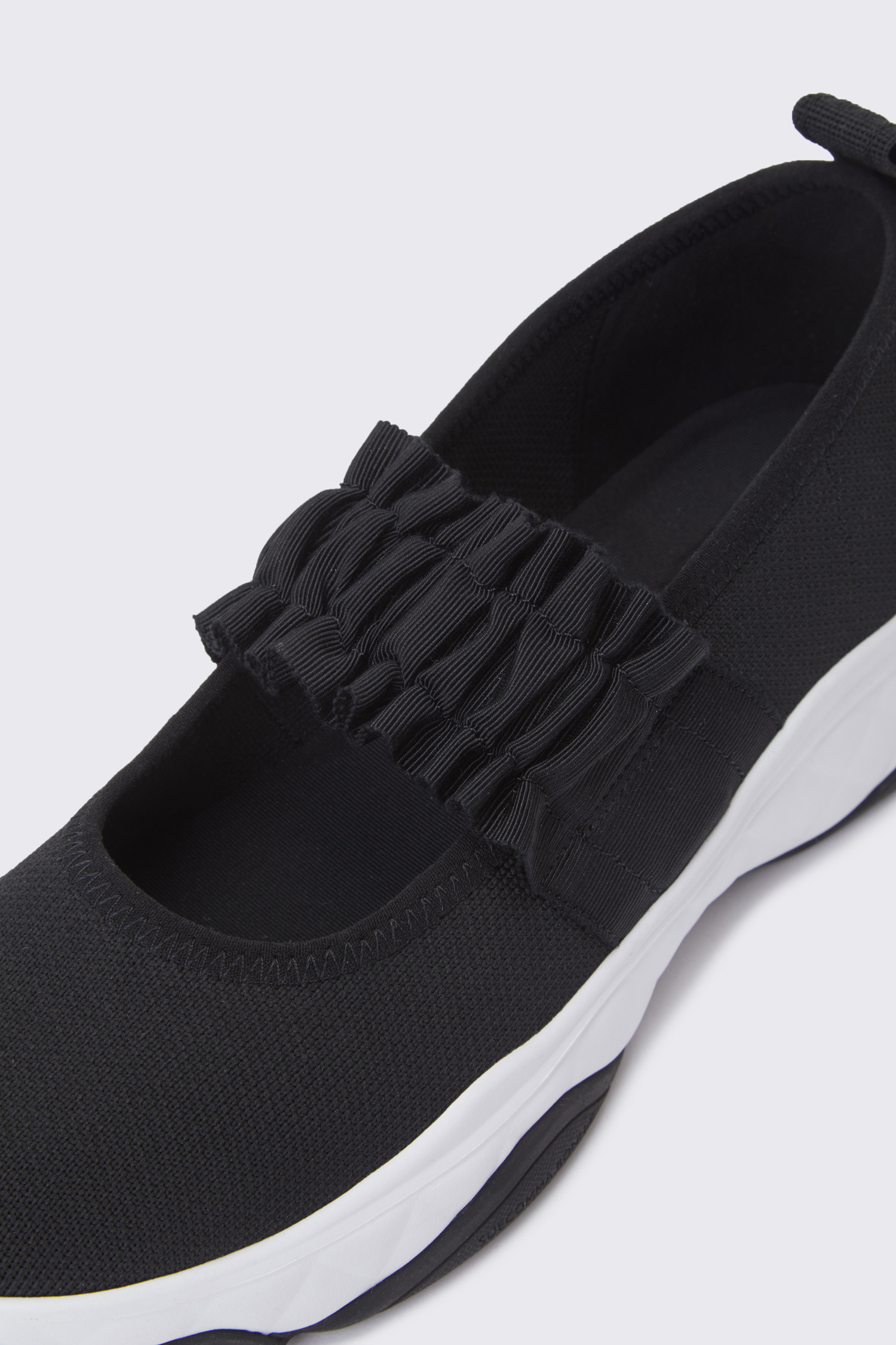 [김나영 착용]Mary run ruffle sneakers(black)_SUECOMMA BONNIE